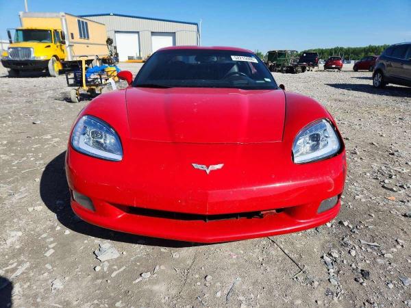 Sarkans Chevrolet Corvette 2006 Viļņa, ar dzinēja tilpumu 6.00 L un nobraukumu 130 tūkst. km par 18500 €, foto 2 vietnē AUTOMOTO.COM.LV