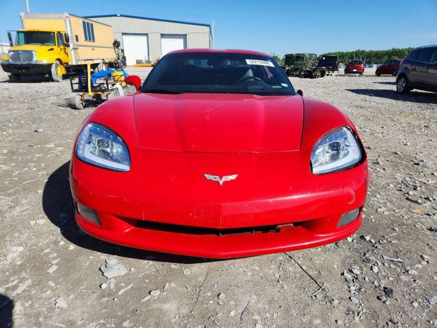 Sarkans Chevrolet Corvette 2006 Viļņa, ar dzinēja tilpumu 6.00 L un nobraukumu 130 tūkst. km par 18500 €, foto 3 vietnē AUTOMOTO.COM.LV