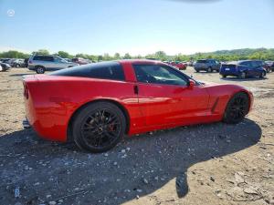 Sarkans Chevrolet Corvette 2006 Viļņa, ar dzinēja tilpumu 6.00 L un nobraukumu 130 tūkst. km par 18500 €, foto 6 vietnē AUTOMOTO.COM.LV