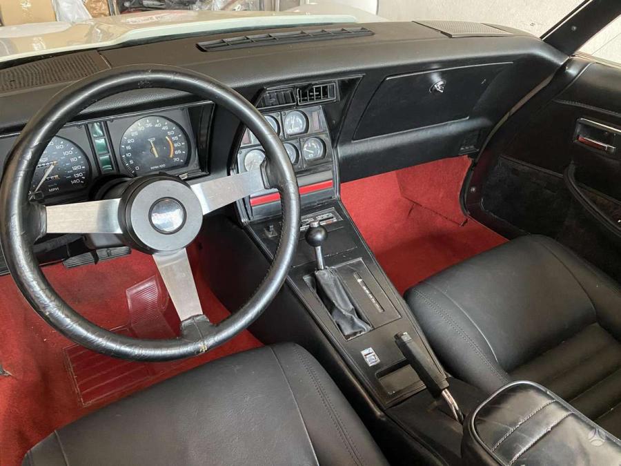 Balts Chevrolet Corvette 1979 Viļņa, ar dzinēja tilpumu 5.70 L un nobraukumu 141 tūkst. km par 19000 €, foto 21 vietnē AUTOMOTO.COM.LV