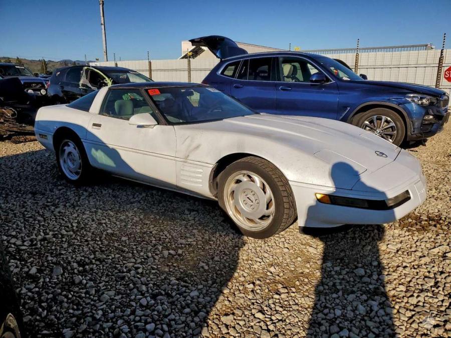 White Chevrolet Corvette 1992 in Siauliai, with an engine capacity of 5.70 L and mileage of 320 thousand km for 7500 €, photo 4 on AUTOMOTO.COM.LV