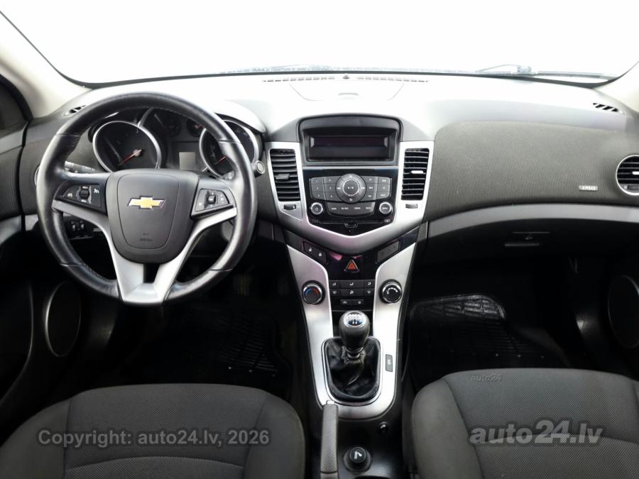 Beige Chevrolet Cruze 2012 in Tallinn, with an engine capacity of 1.80 L and mileage of 185 thousand km for 1499 €, photo 6 on AUTOMOTO.COM.LV