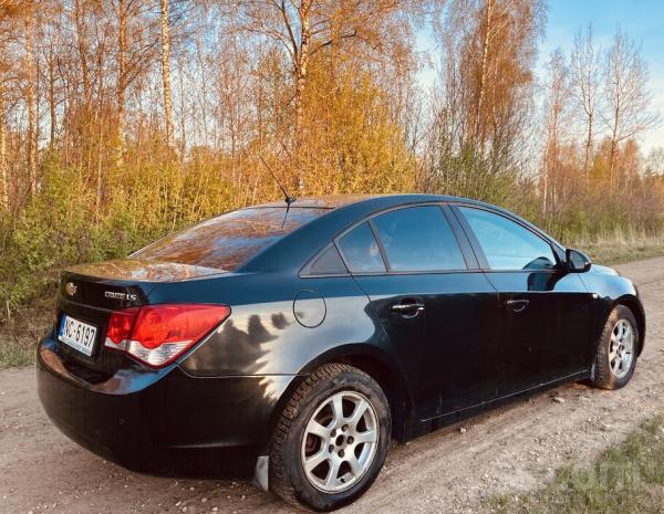 Melns Chevrolet Cruze 2011 Ogre, ar dzinēja tilpumu 2.00 L un nobraukumu 183 tūkst. km par 3500 €, foto 3 vietnē AUTOMOTO.COM.LV