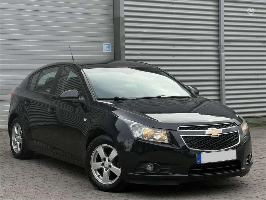Black Chevrolet Cruze 2011 in Vilnius, with an engine capacity of 1.80 L and mileage of 223 thousand km for 3390 €, photo 3 on AUTOMOTO.COM.LV