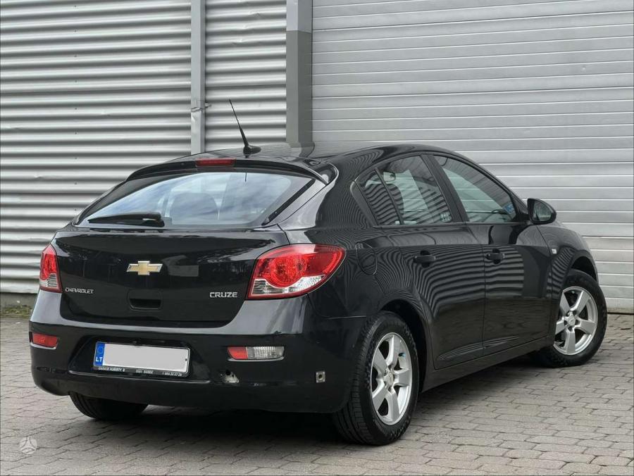 Black Chevrolet Cruze 2011 in Vilnius, with an engine capacity of 1.80 L and mileage of 223 thousand km for 3390 €, photo 4 on AUTOMOTO.COM.LV