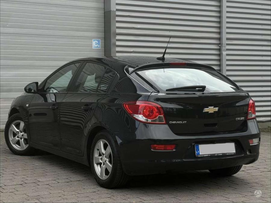 Black Chevrolet Cruze 2011 in Vilnius, with an engine capacity of 1.80 L and mileage of 223 thousand km for 3390 €, photo 5 on AUTOMOTO.COM.LV