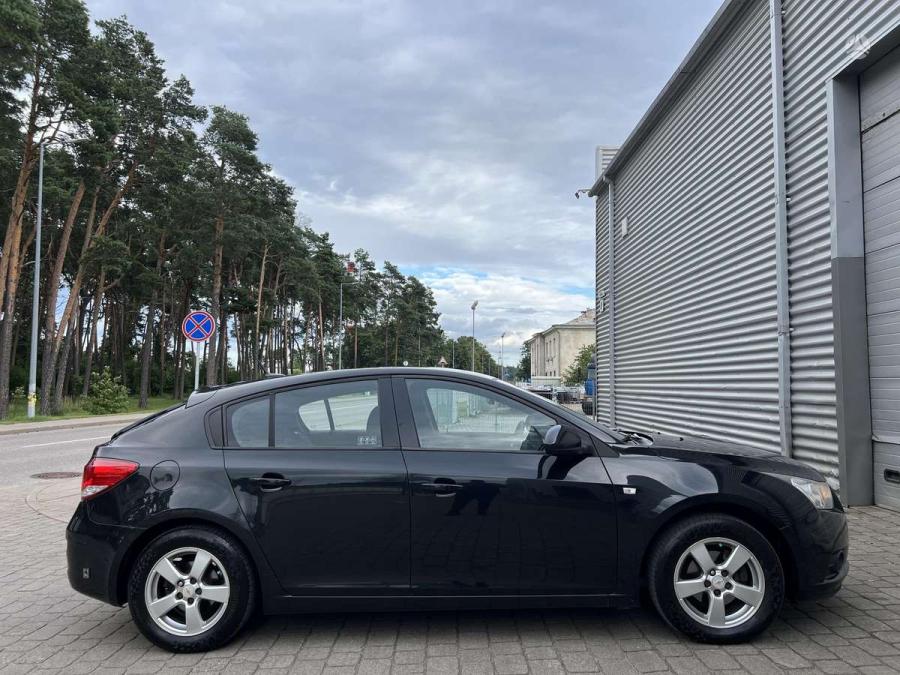 Black Chevrolet Cruze 2011 in Vilnius, with an engine capacity of 1.80 L and mileage of 223 thousand km for 3390 €, photo 7 on AUTOMOTO.COM.LV
