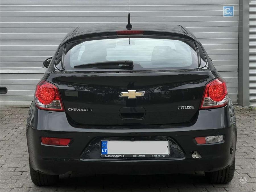 Black Chevrolet Cruze 2011 in Vilnius, with an engine capacity of 1.80 L and mileage of 223 thousand km for 3390 €, photo 8 on AUTOMOTO.COM.LV