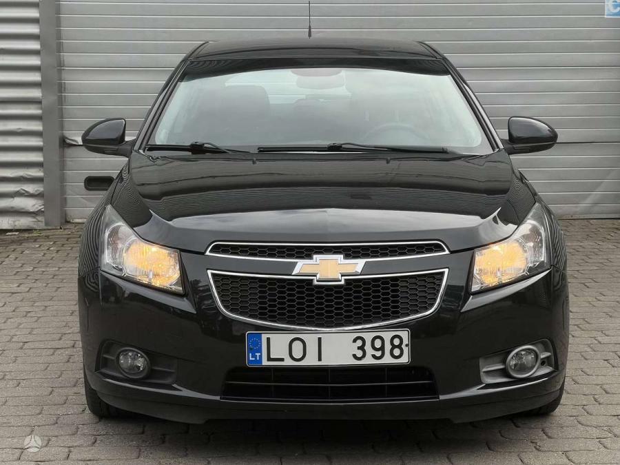 Black Chevrolet Cruze 2011 in Vilnius, with an engine capacity of 1.80 L and mileage of 223 thousand km for 3390 €, photo 9 on AUTOMOTO.COM.LV