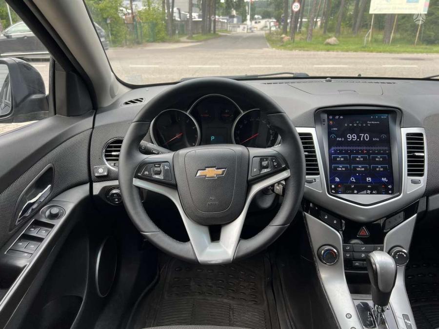 Black Chevrolet Cruze 2011 in Vilnius, with an engine capacity of 1.80 L and mileage of 223 thousand km for 3390 €, photo 11 on AUTOMOTO.COM.LV