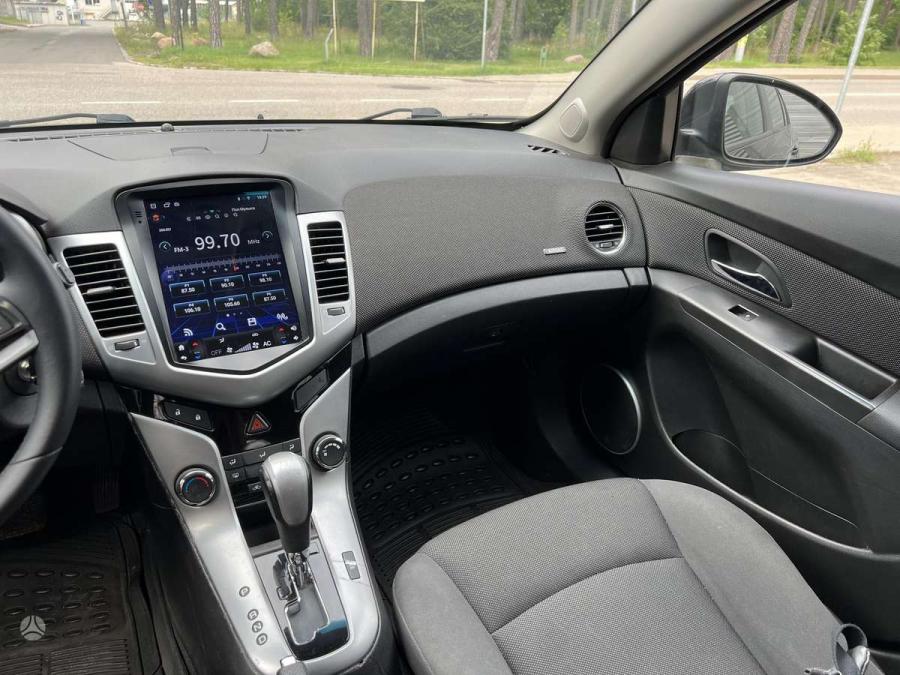 Black Chevrolet Cruze 2011 in Vilnius, with an engine capacity of 1.80 L and mileage of 223 thousand km for 3390 €, photo 12 on AUTOMOTO.COM.LV