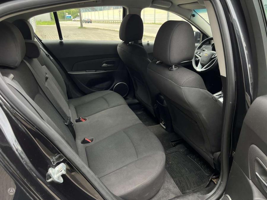 Black Chevrolet Cruze 2011 in Vilnius, with an engine capacity of 1.80 L and mileage of 223 thousand km for 3390 €, photo 13 on AUTOMOTO.COM.LV