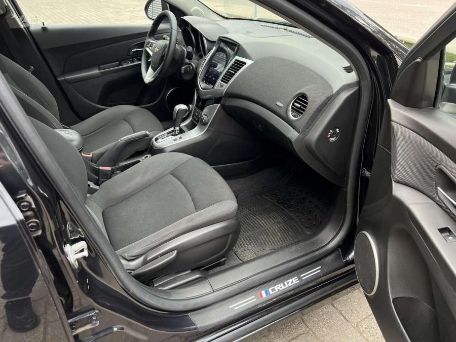 Black Chevrolet Cruze 2011 in Vilnius, with an engine capacity of 1.80 L and mileage of 223 thousand km for 3390 €, photo 14 on AUTOMOTO.COM.LV