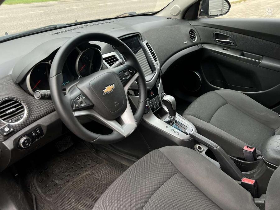 Black Chevrolet Cruze 2011 in Vilnius, with an engine capacity of 1.80 L and mileage of 223 thousand km for 3390 €, photo 15 on AUTOMOTO.COM.LV