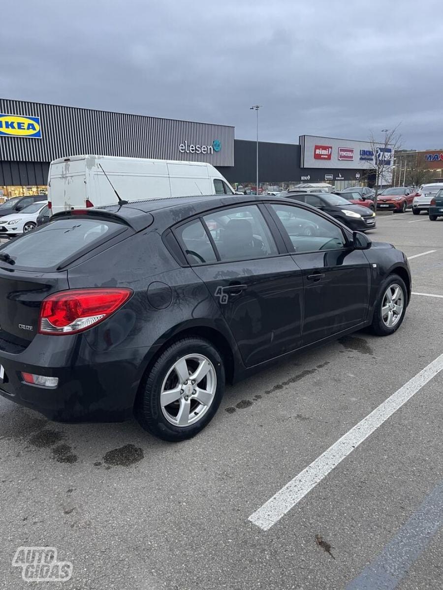 Black Chevrolet Cruze 2012 in Siauliai, with an engine capacity of 1.60 L and mileage of 182 thousand km for 2900 €, photo 3 on AUTOMOTO.COM.LV