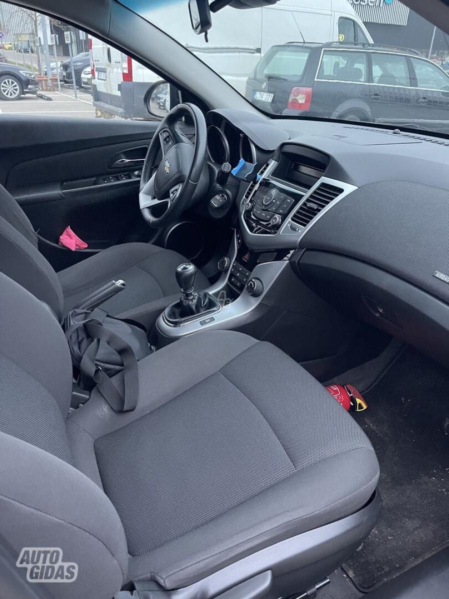 Black Chevrolet Cruze 2012 in Siauliai, with an engine capacity of 1.60 L and mileage of 182 thousand km for 2900 €, photo 8 on AUTOMOTO.COM.LV