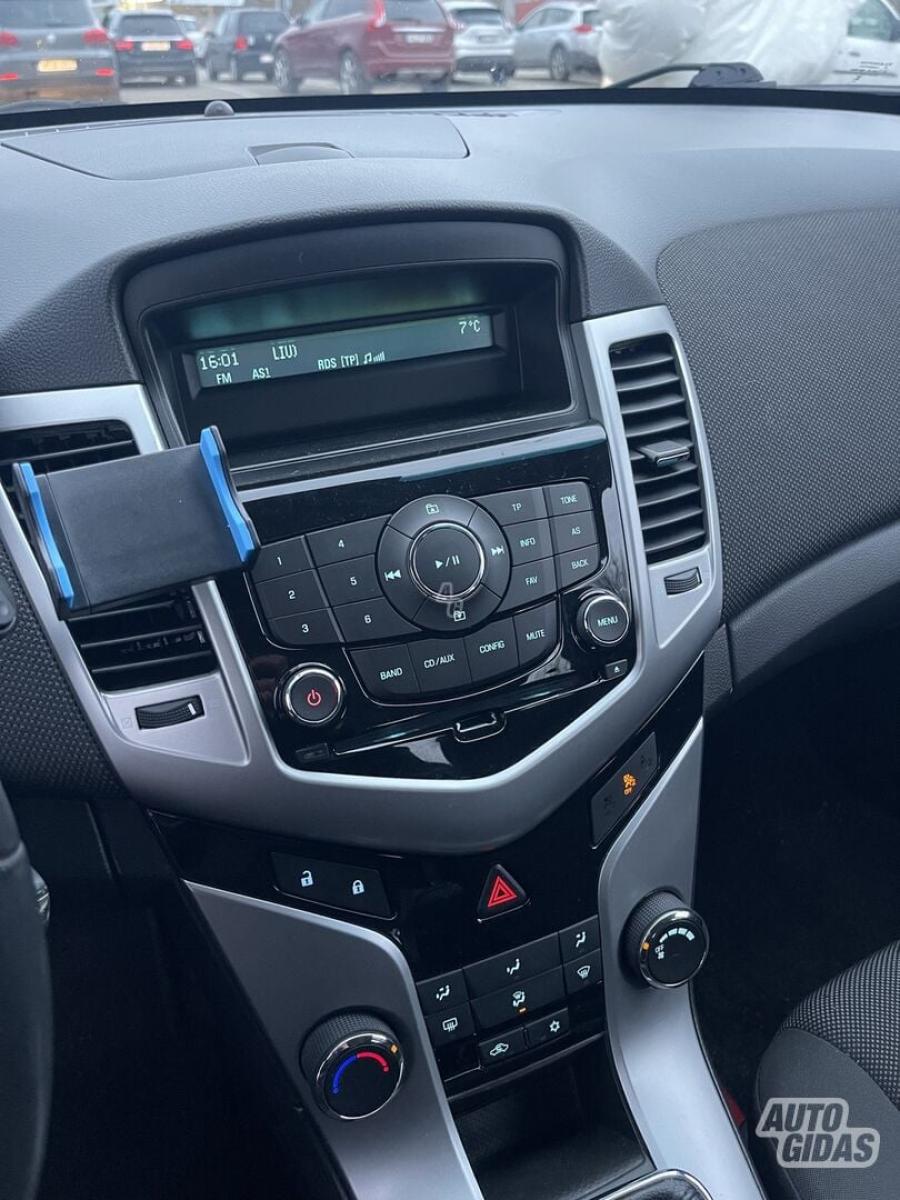 Black Chevrolet Cruze 2012 in Siauliai, with an engine capacity of 1.60 L and mileage of 182 thousand km for 2900 €, photo 16 on AUTOMOTO.COM.LV