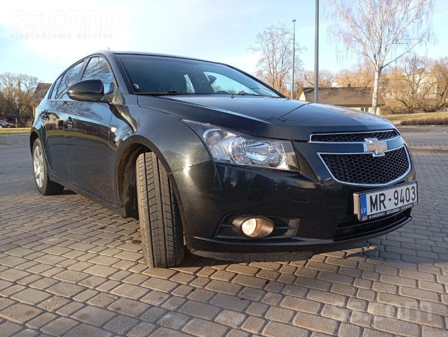 Black Chevrolet Cruze 2012 in Rezekne, with an engine capacity of 1.70 L and mileage of 194 thousand km for 3300 €, photo 3 on AUTOMOTO.COM.LV