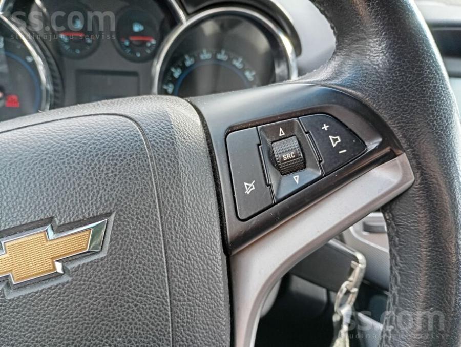 Black Chevrolet Cruze 2012 in Rezekne, with an engine capacity of 1.70 L and mileage of 194 thousand km for 3300 €, photo 9 on AUTOMOTO.COM.LV