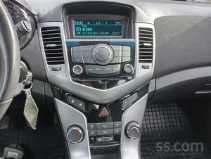 Black Chevrolet Cruze 2012 in Rezekne, with an engine capacity of 1.70 L and mileage of 194 thousand km for 3300 €, photo 11 on AUTOMOTO.COM.LV