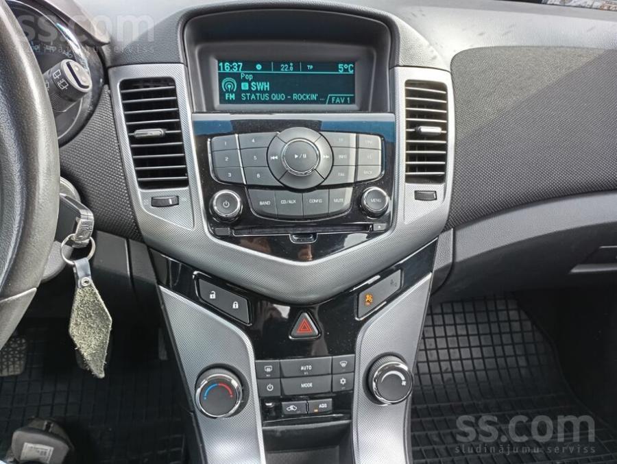 Black Chevrolet Cruze 2012 in Rezekne, with an engine capacity of 1.70 L and mileage of 194 thousand km for 3300 €, photo 11 on AUTOMOTO.COM.LV