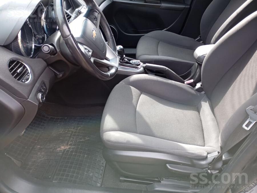 Black Chevrolet Cruze 2012 in Rezekne, with an engine capacity of 1.70 L and mileage of 194 thousand km for 3300 €, photo 13 on AUTOMOTO.COM.LV