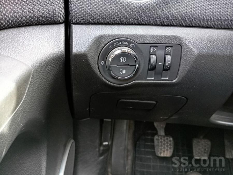 Black Chevrolet Cruze 2012 in Rezekne, with an engine capacity of 1.70 L and mileage of 194 thousand km for 3300 €, photo 14 on AUTOMOTO.COM.LV