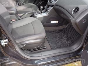 Black Chevrolet Cruze 2012 in Rezekne, with an engine capacity of 1.70 L and mileage of 194 thousand km for 3300 €, photo 18 on AUTOMOTO.COM.LV