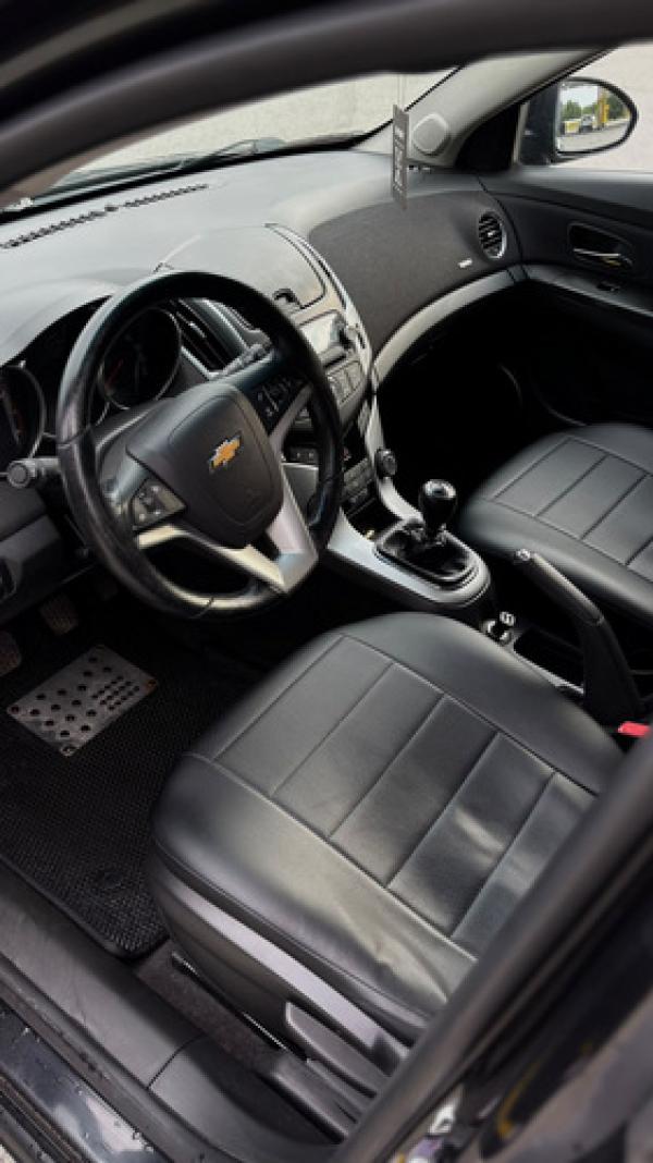 Melns Chevrolet Cruze 2013 Tallina, ar dzinēja tilpumu 1.60 L un nobraukumu 82 tūkst. km par 5300 €, foto 5 vietnē AUTOMOTO.COM.LV