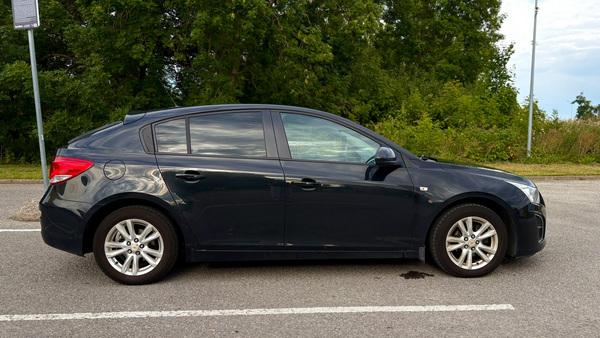 Melns Chevrolet Cruze 2013 Tallina, ar dzinēja tilpumu 1.60 L un nobraukumu 82 tūkst. km par 5300 €, foto 4 vietnē AUTOMOTO.COM.LV
