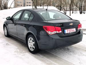 Black Chevrolet Cruze 2009 in Ukmerge, with an engine capacity of 2.00 L and mileage of 233 thousand km for 2777 €, photo 4 on AUTOMOTO.COM.LV