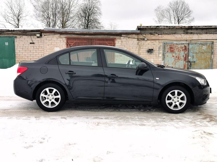 Black Chevrolet Cruze 2009 in Ukmerge, with an engine capacity of 2.00 L and mileage of 233 thousand km for 2777 €, photo 7 on AUTOMOTO.COM.LV