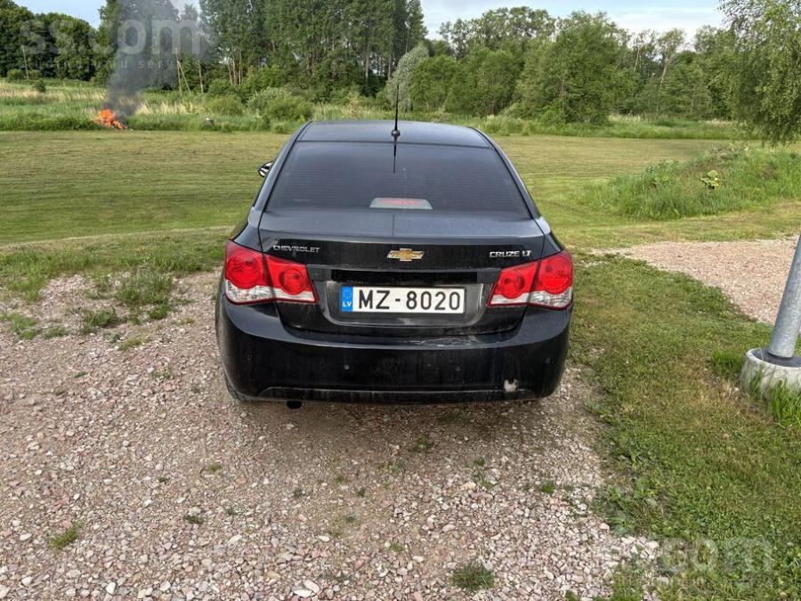 Black Chevrolet Cruze 2009 in Jelgava, with an engine capacity of 2.00 L and mileage of 349 thousand km for 1350 €, photo 4 on AUTOMOTO.COM.LV