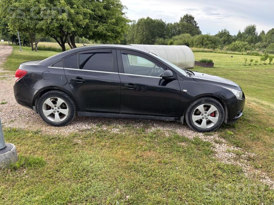 Black Chevrolet Cruze 2009 in Jelgava, with an engine capacity of 2.00 L and mileage of 349 thousand km for 1350 €, photo 12 on AUTOMOTO.COM.LV