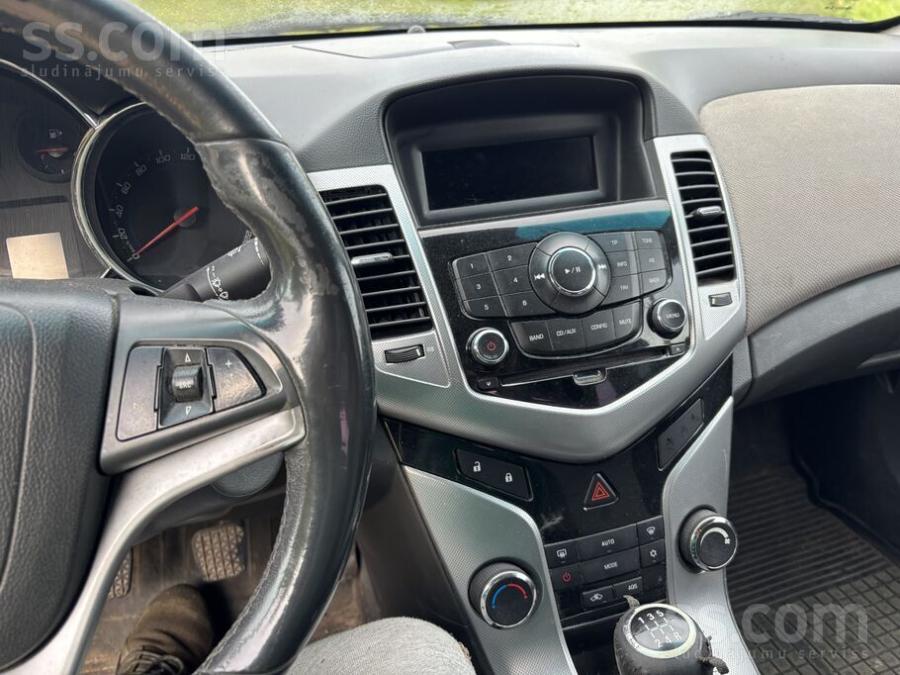 Black Chevrolet Cruze 2009 in Jelgava, with an engine capacity of 2.00 L and mileage of 349 thousand km for 1350 €, photo 14 on AUTOMOTO.COM.LV