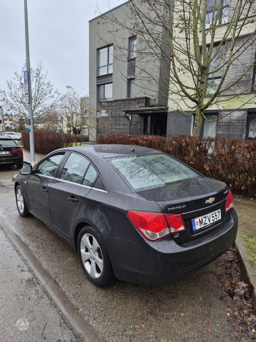 Black Chevrolet Cruze 2010 in Vilnius, with an engine capacity of 2.00 L and mileage of 382 thousand km for 1999 €, photo 2 on AUTOMOTO.COM.LV