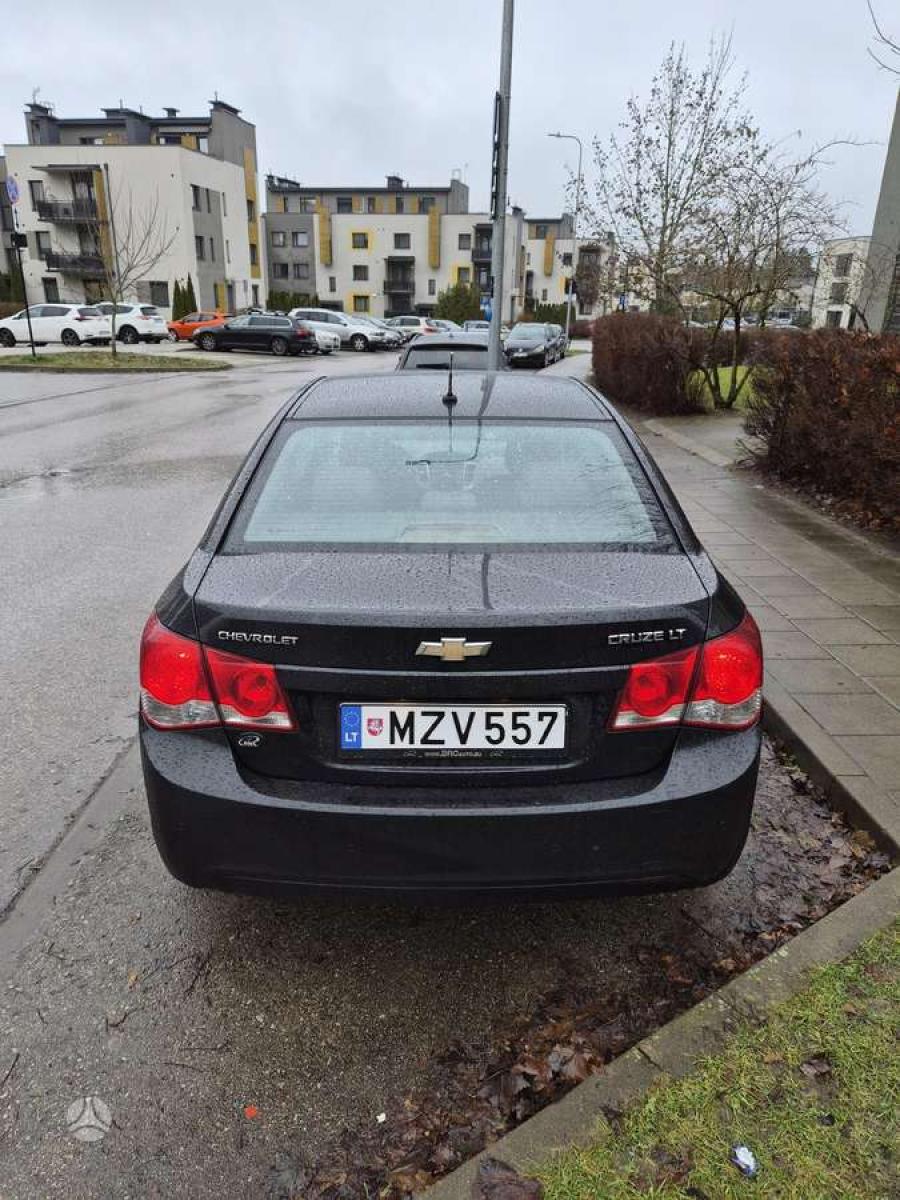 Black Chevrolet Cruze 2010 in Vilnius, with an engine capacity of 2.00 L and mileage of 382 thousand km for 1999 €, photo 3 on AUTOMOTO.COM.LV