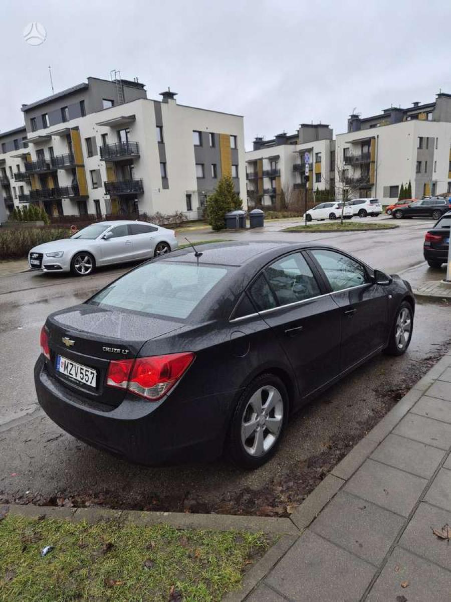 Black Chevrolet Cruze 2010 in Vilnius, with an engine capacity of 2.00 L and mileage of 382 thousand km for 1999 €, photo 4 on AUTOMOTO.COM.LV