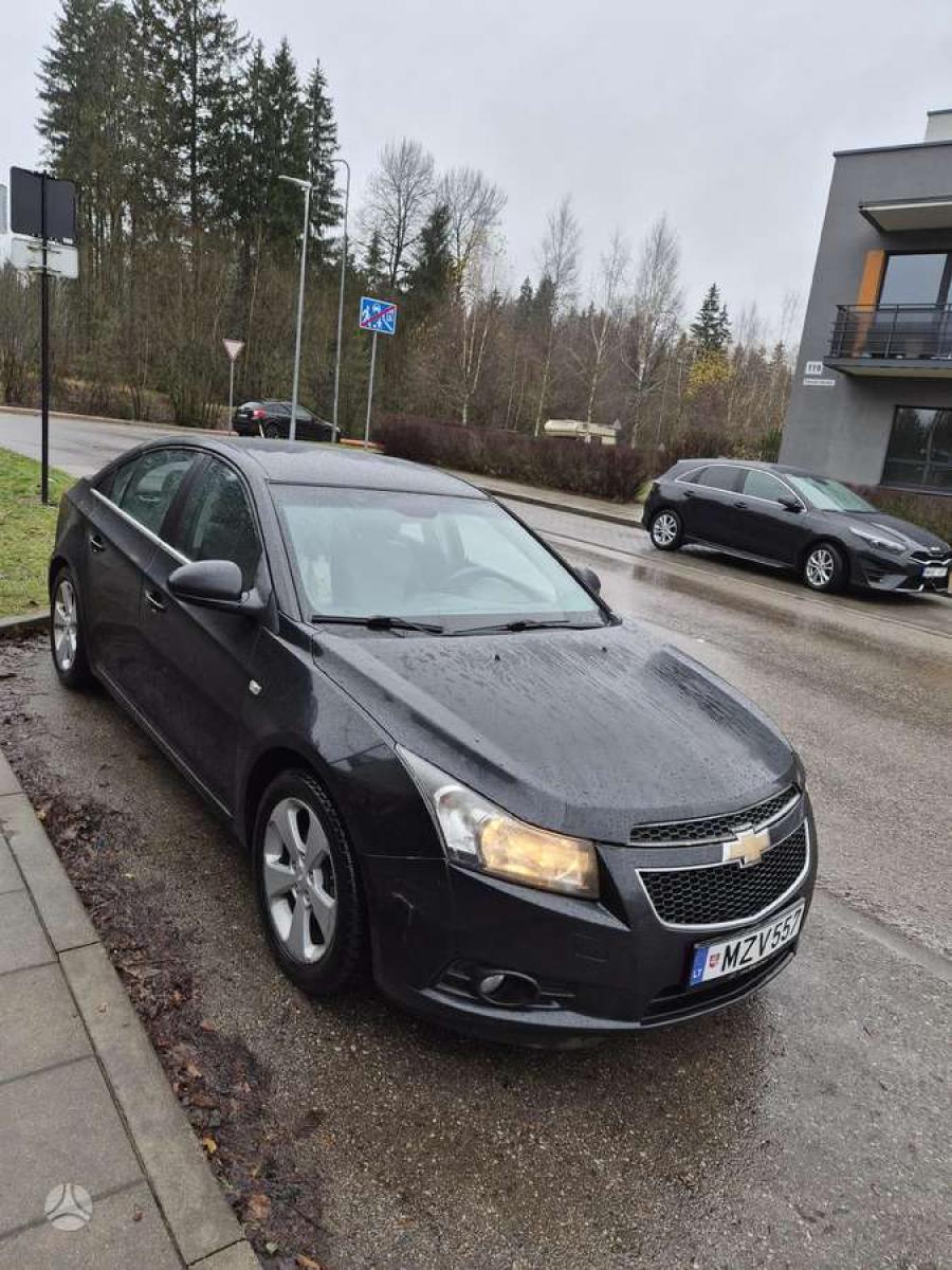 Black Chevrolet Cruze 2010 in Vilnius, with an engine capacity of 2.00 L and mileage of 382 thousand km for 1999 €, photo 5 on AUTOMOTO.COM.LV