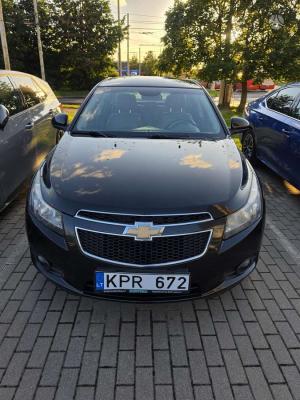 Black Chevrolet Cruze 2010 in Vilnius, with an engine capacity of 2.00 L and mileage of 322 thousand km for 2500 €, photo 3 on AUTOMOTO.COM.LV