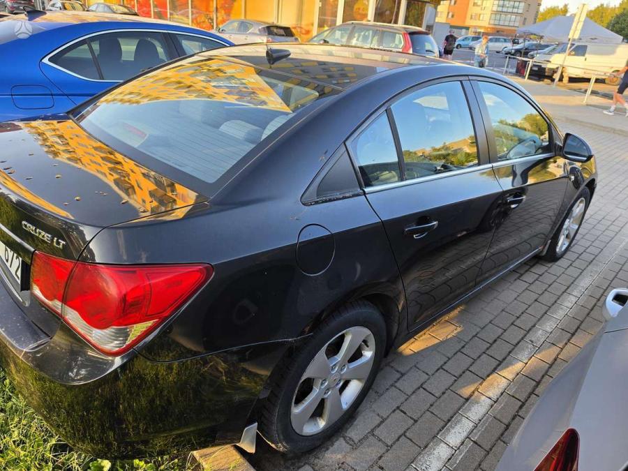 Black Chevrolet Cruze 2010 in Vilnius, with an engine capacity of 2.00 L and mileage of 322 thousand km for 2500 €, photo 4 on AUTOMOTO.COM.LV