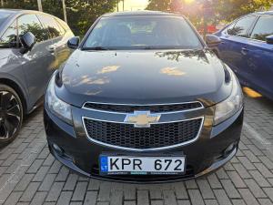 Black Chevrolet Cruze 2010 in Vilnius, with an engine capacity of 2.00 L and mileage of 322 thousand km for 2500 €, photo 5 on AUTOMOTO.COM.LV