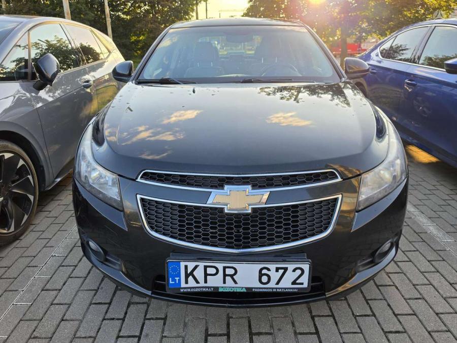 Black Chevrolet Cruze 2010 in Vilnius, with an engine capacity of 2.00 L and mileage of 322 thousand km for 2500 €, photo 5 on AUTOMOTO.COM.LV