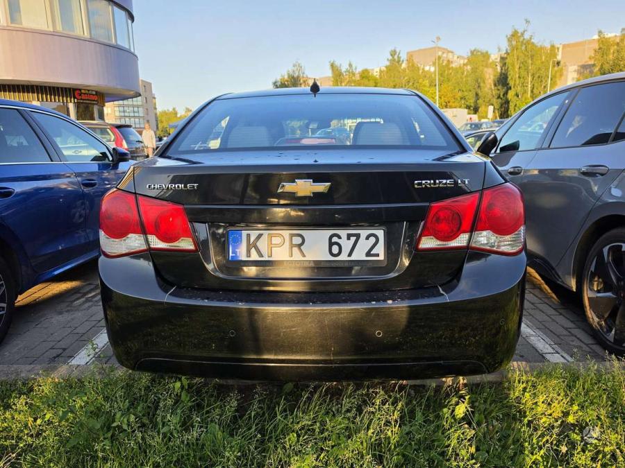 Black Chevrolet Cruze 2010 in Vilnius, with an engine capacity of 2.00 L and mileage of 322 thousand km for 2500 €, photo 6 on AUTOMOTO.COM.LV