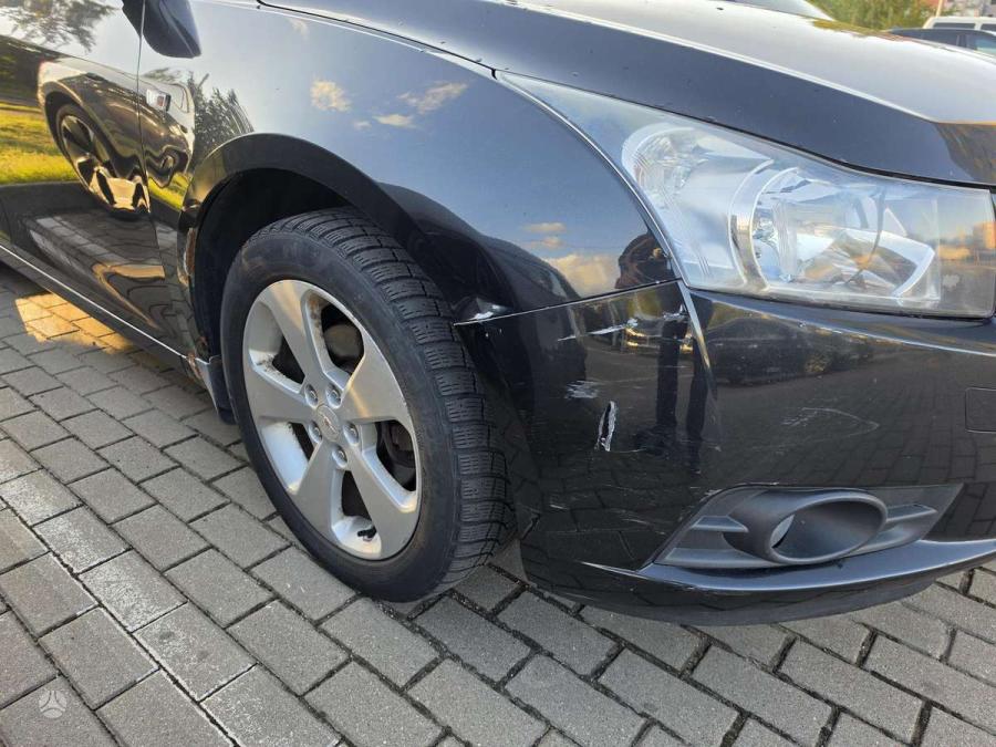 Black Chevrolet Cruze 2010 in Vilnius, with an engine capacity of 2.00 L and mileage of 322 thousand km for 2500 €, photo 7 on AUTOMOTO.COM.LV