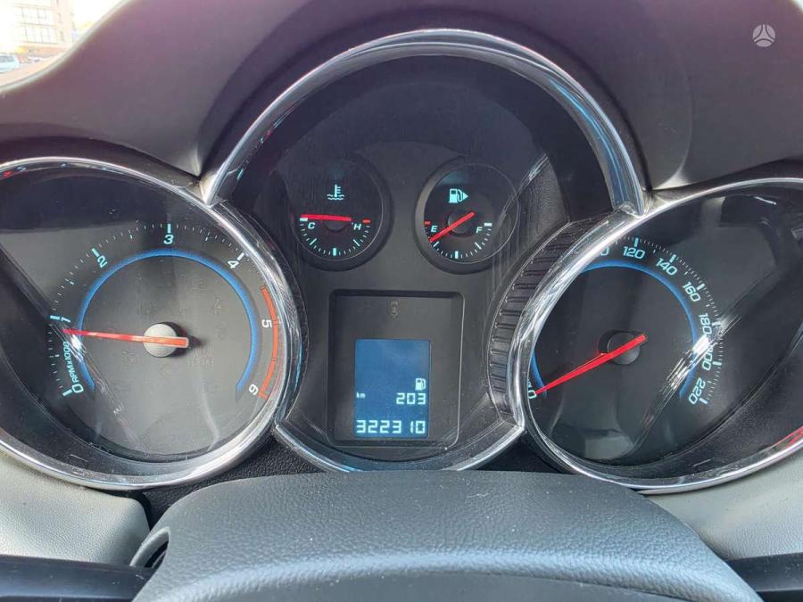 Black Chevrolet Cruze 2010 in Vilnius, with an engine capacity of 2.00 L and mileage of 322 thousand km for 2500 €, photo 8 on AUTOMOTO.COM.LV