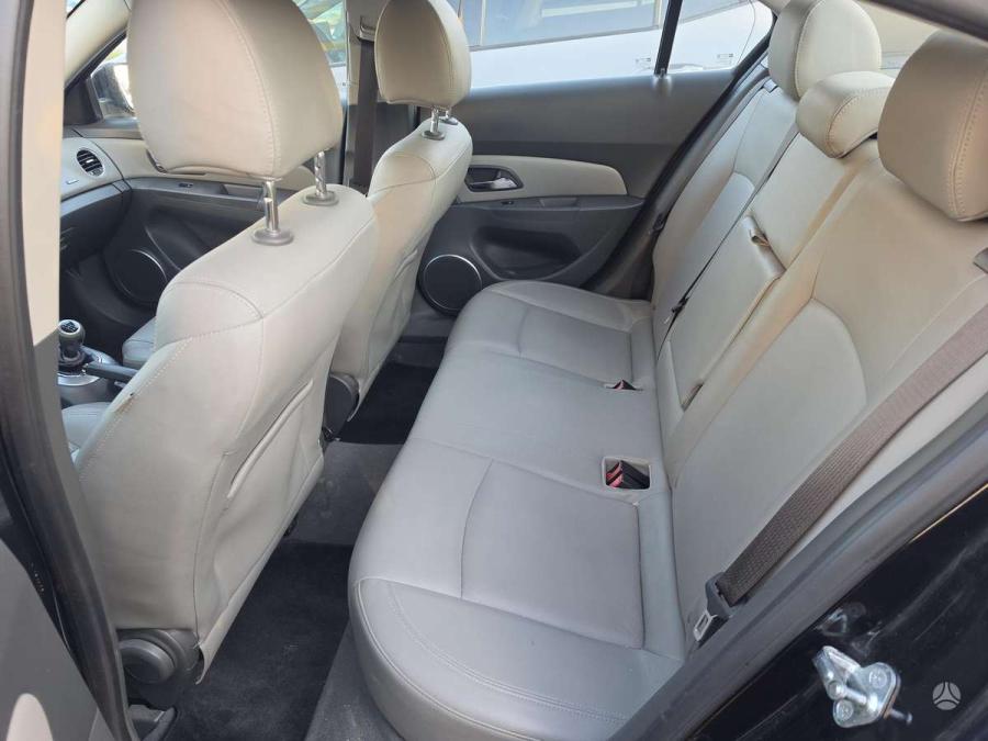 Black Chevrolet Cruze 2010 in Vilnius, with an engine capacity of 2.00 L and mileage of 322 thousand km for 2500 €, photo 9 on AUTOMOTO.COM.LV