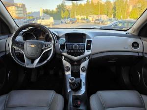 Black Chevrolet Cruze 2010 in Vilnius, with an engine capacity of 2.00 L and mileage of 322 thousand km for 2500 €, photo 10 on AUTOMOTO.COM.LV