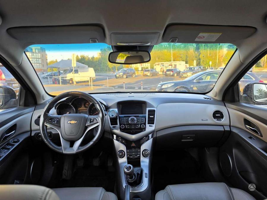 Black Chevrolet Cruze 2010 in Vilnius, with an engine capacity of 2.00 L and mileage of 322 thousand km for 2500 €, photo 11 on AUTOMOTO.COM.LV