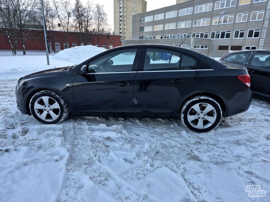 Black Chevrolet Cruze 2011 in Kaunas, with an engine capacity of 2.00 L and mileage of 267 thousand km for 2000 €, photo 7 on AUTOMOTO.COM.LV